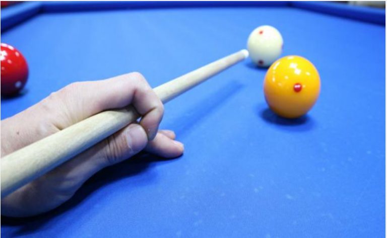 Cách chơi bida cho người mới chơi - Carom, bi a - Cách cầm cơ ngắm bắn